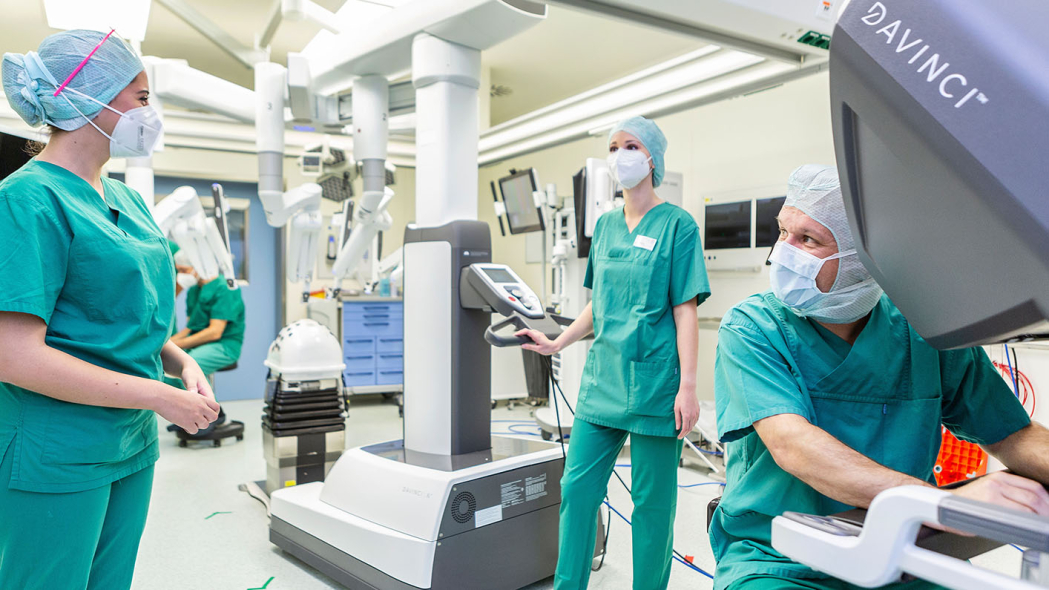 Bei den Roboter-Tagen können Patienten den da Vinci-Roboter im St. Adolf-Stift selbst ...
